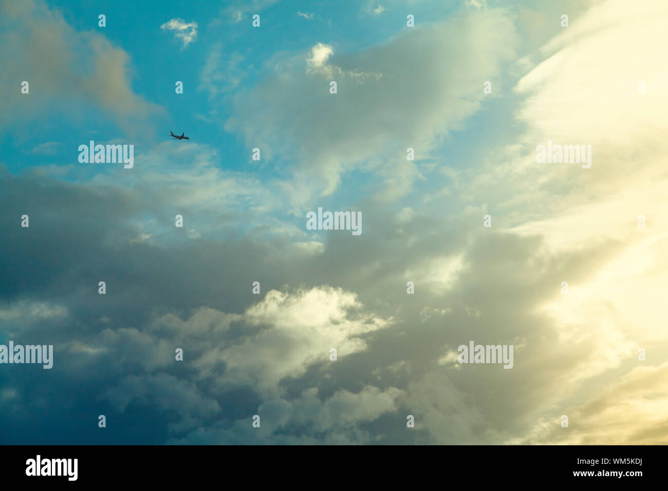 Airplane sky hi-res stock photography and images - Alamy