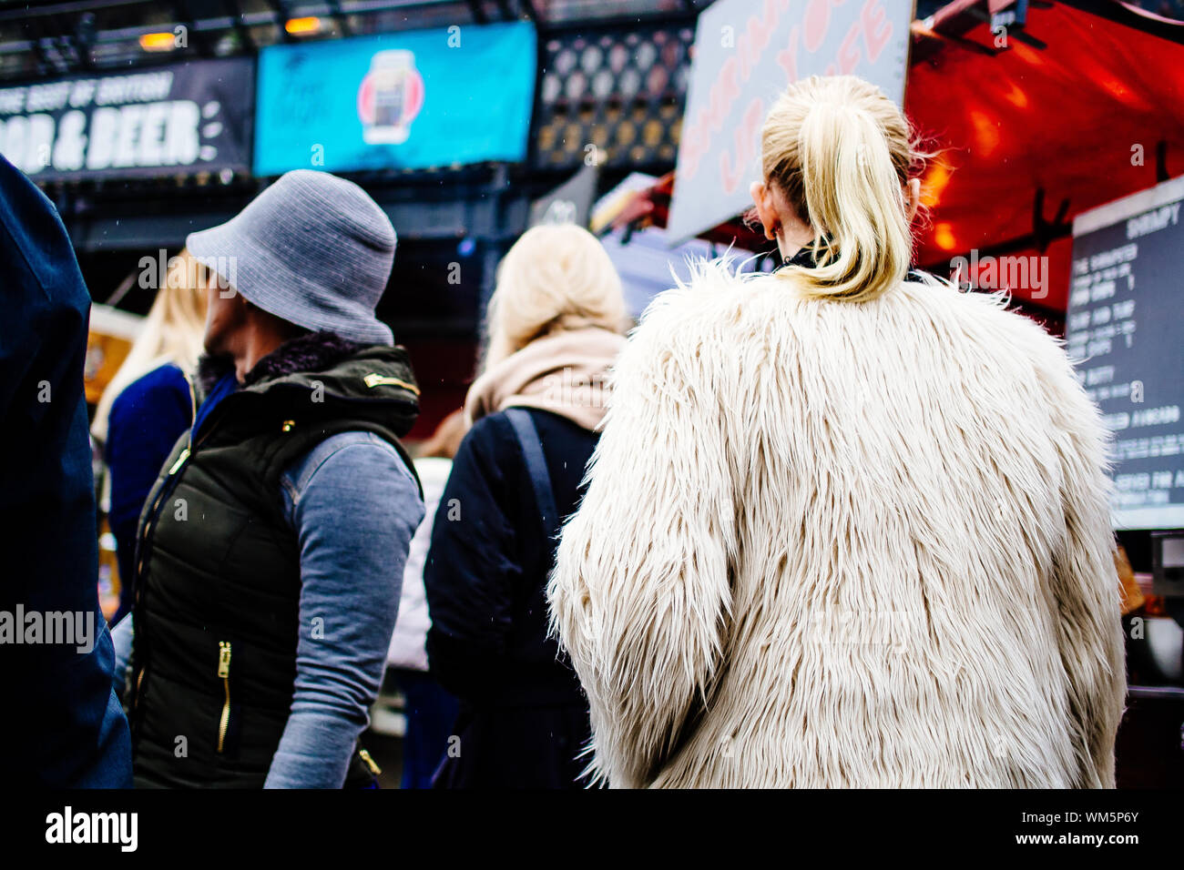 Women wearing fur High Resolution Stock Photography and Images - Alamy