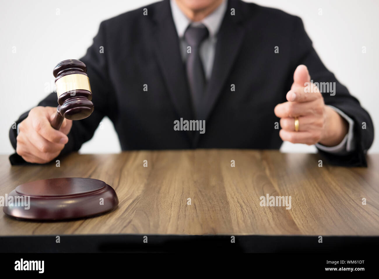 Judge gavel hand hi-res stock photography and images - Alamy
