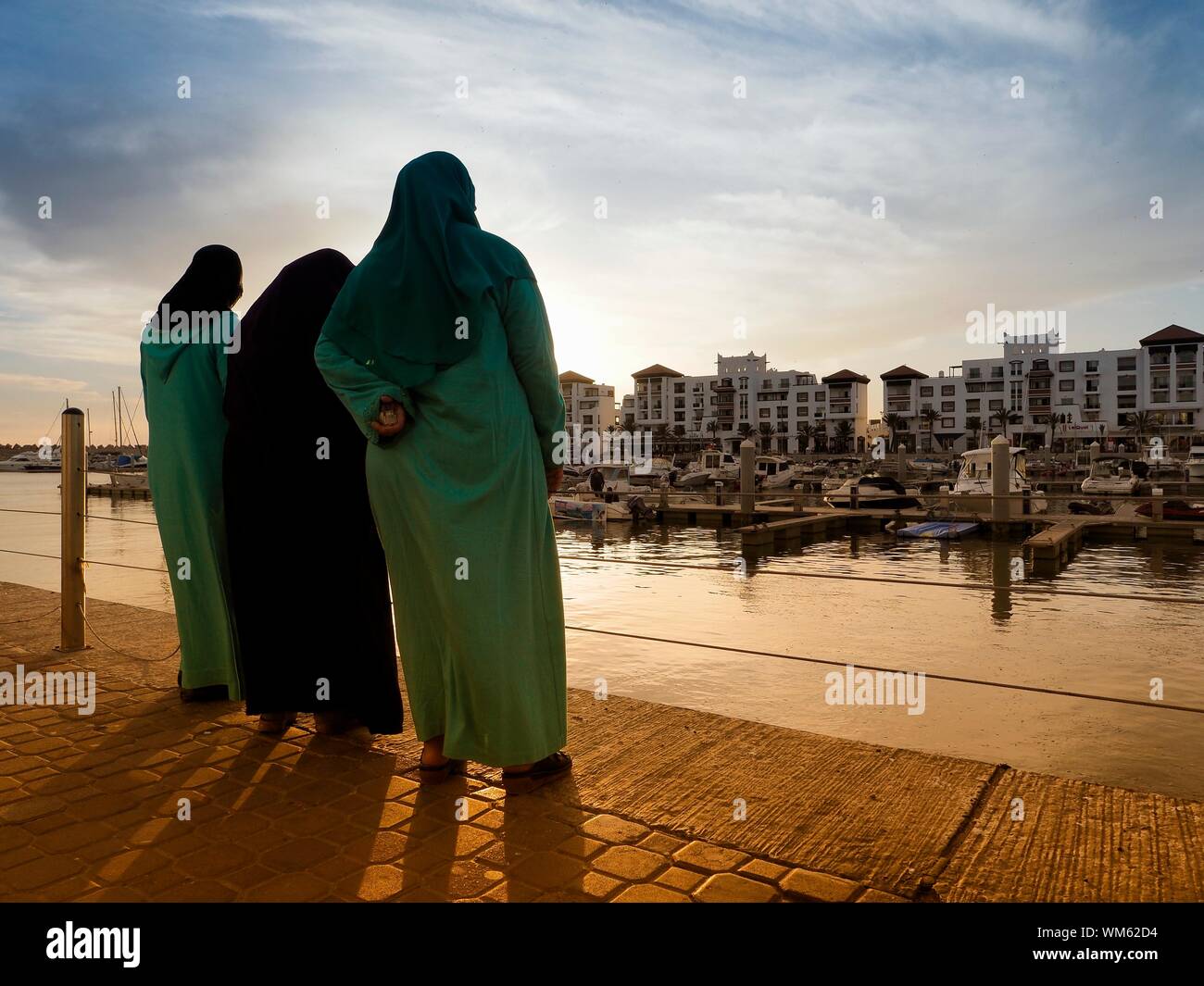 Women wearing burka hi-res stock photography and images - Alamy