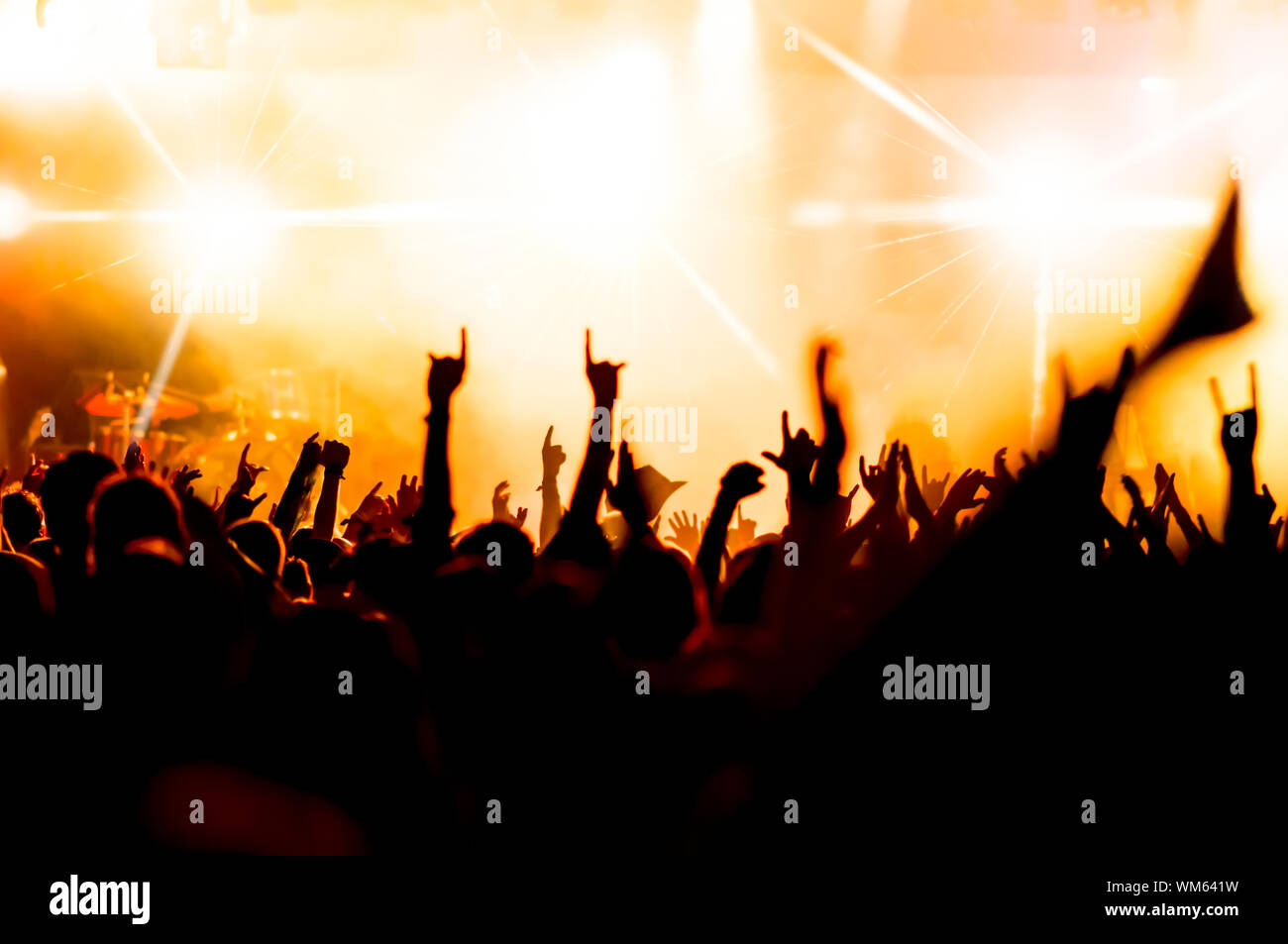 Crowd cheering hi-res stock photography and images - Alamy
