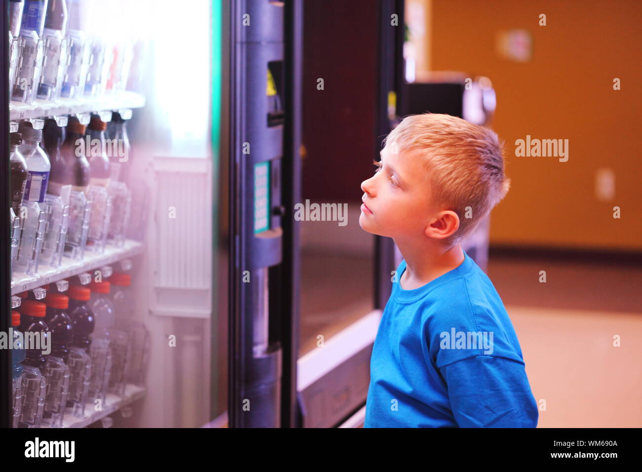 Person food vending machine hi-res stock photography and images - Alamy