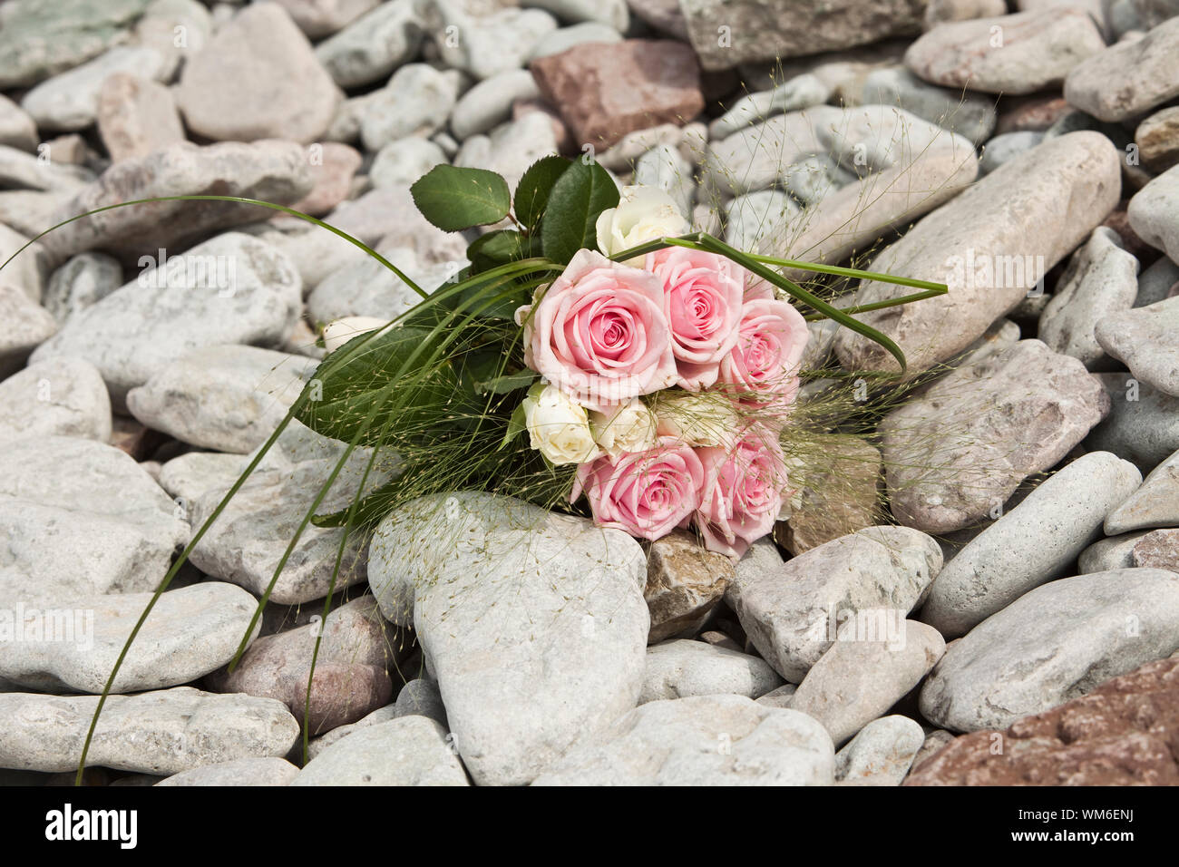 Pink roses bouquet on beach hi-res stock photography and images - Alamy