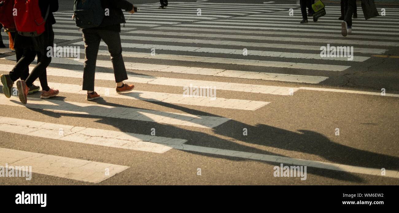 People walking on zebra crossing hi-res stock photography and images ...