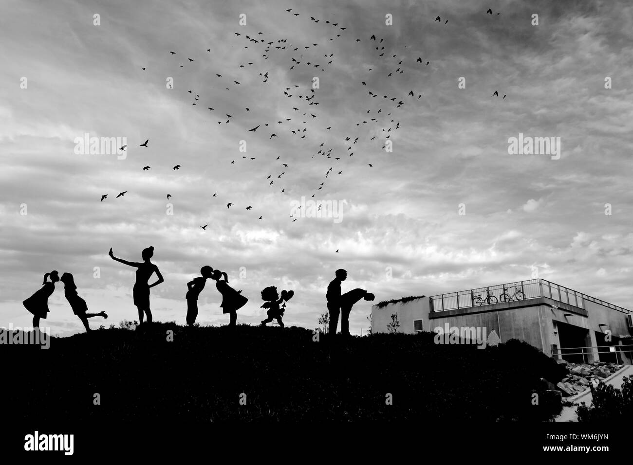 Flying birds sculpture hi-res stock photography and images - Alamy