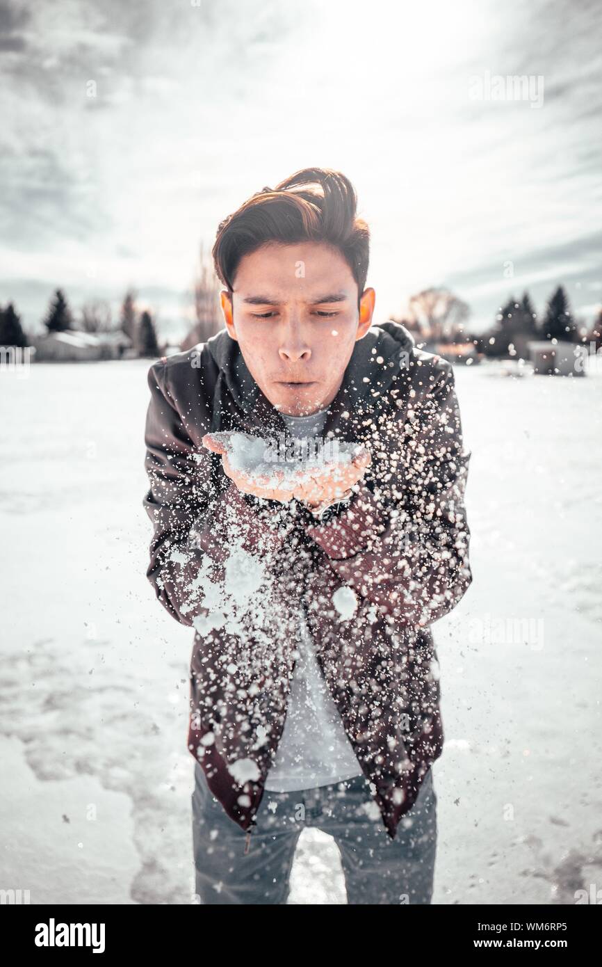 Powder blowing hi-res stock photography and images - Alamy