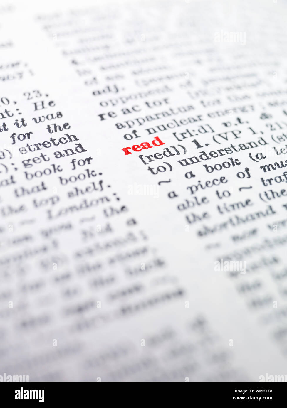 The word 'read' highlighted in a dictionary Stock Photo - Alamy