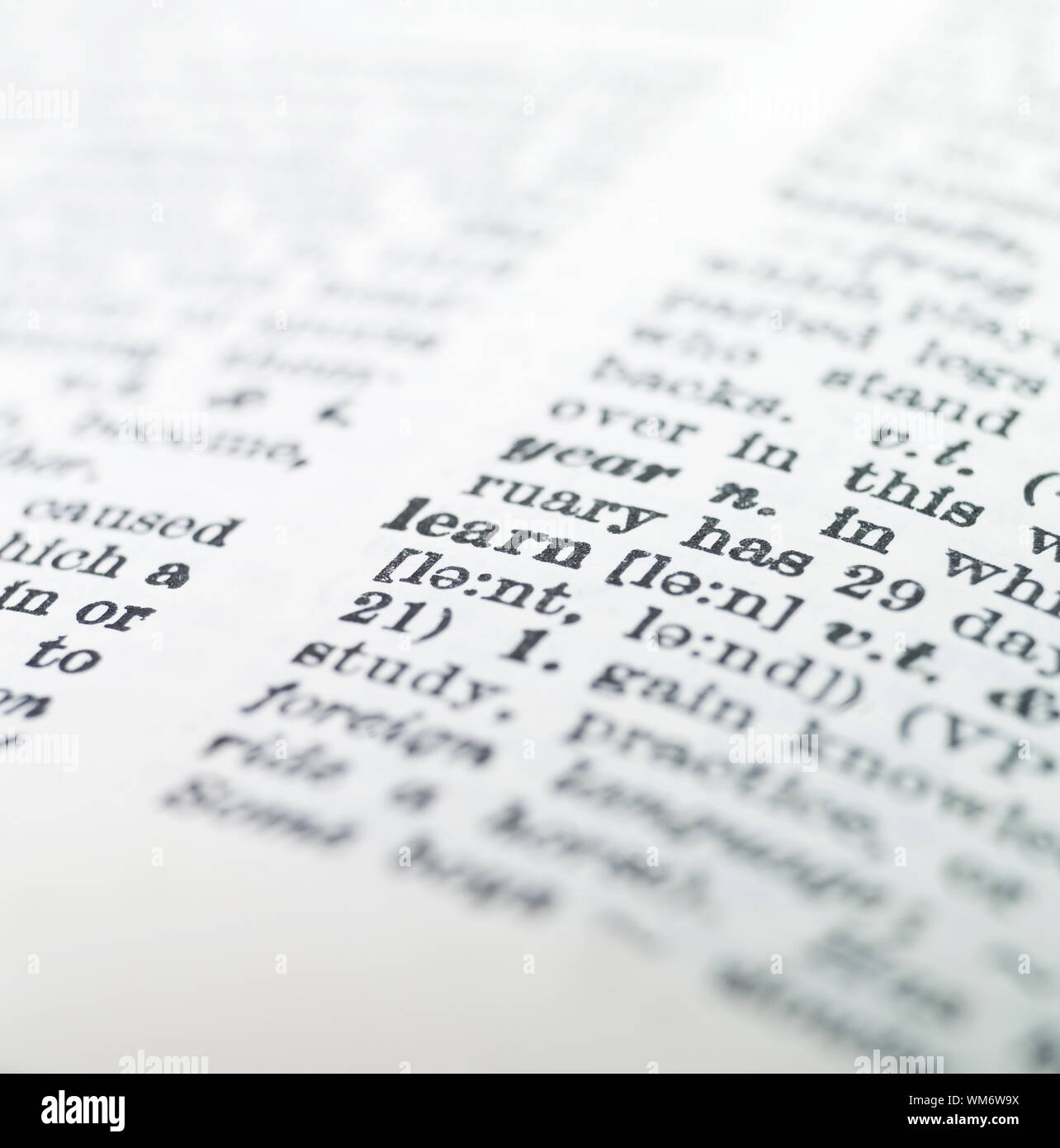 the word 'learn' highlighted in a dictionary Stock Photo - Alamy