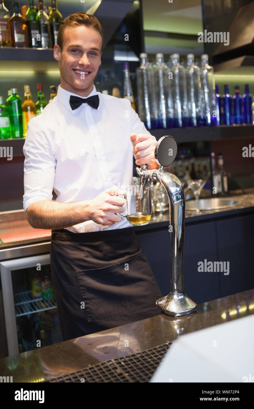 Pulling a pint of beer hi-res stock photography and images - Alamy