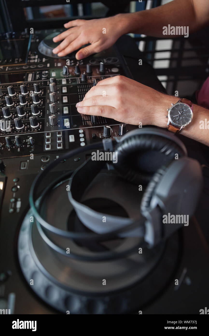 Electronic music decks hi-res stock photography and images - Alamy