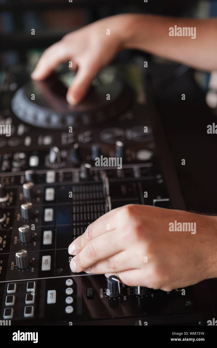 Electronic music decks hi-res stock photography and images - Alamy