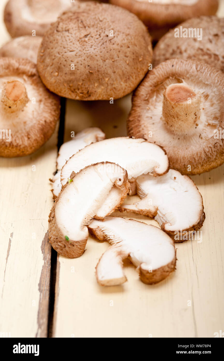 Brown white enoki mushrooms hi-res stock photography and images - Alamy