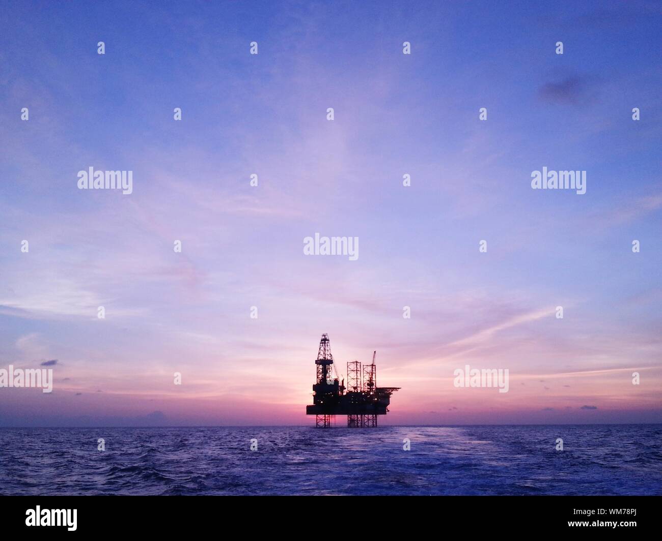 Oil rig sunset hi-res stock photography and images - Alamy