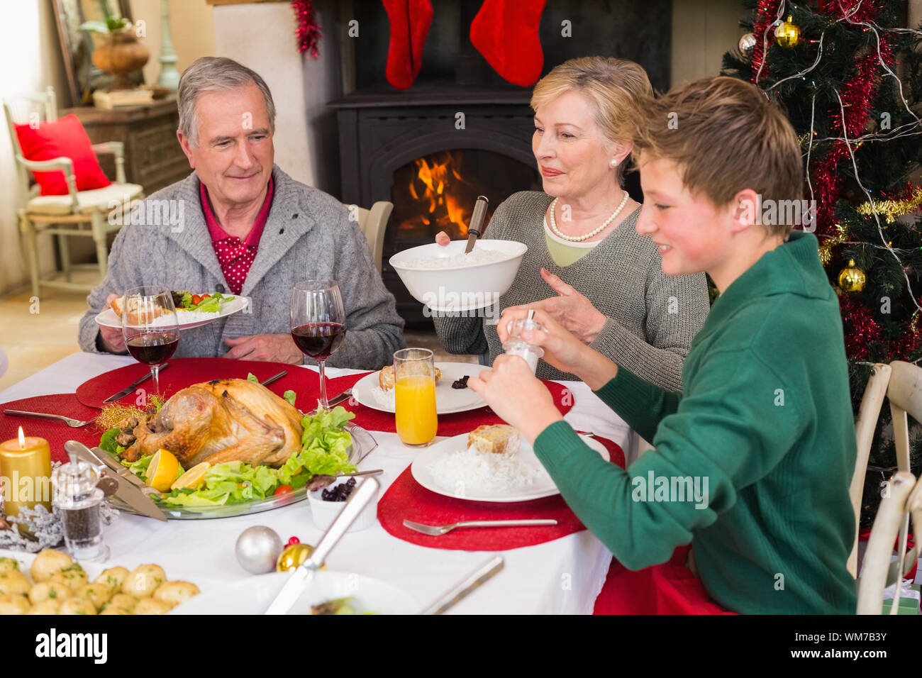 Extended family dinner table hi-res stock photography and images - Alamy