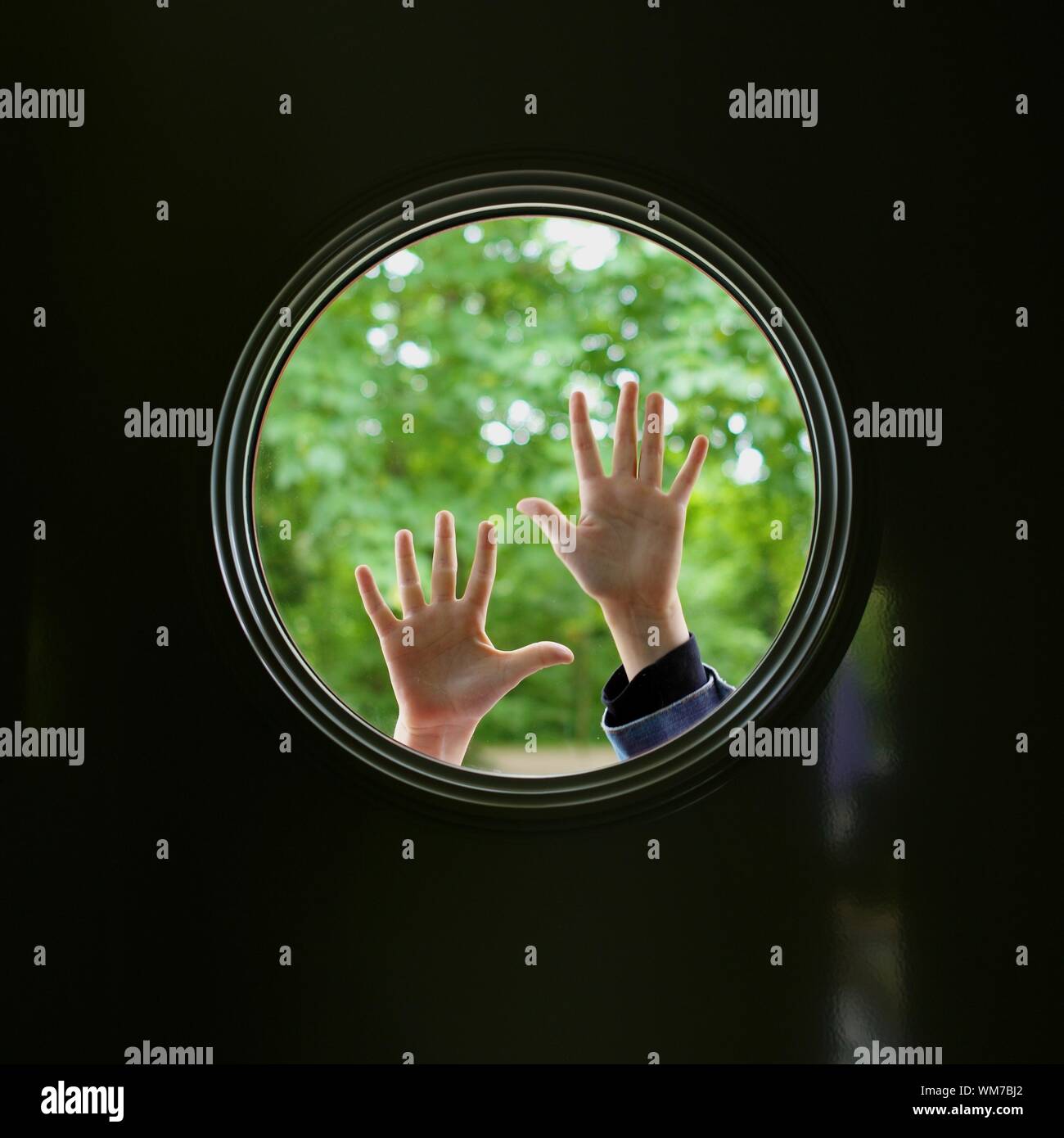 Silhouette window round hi-res stock photography and images - Alamy