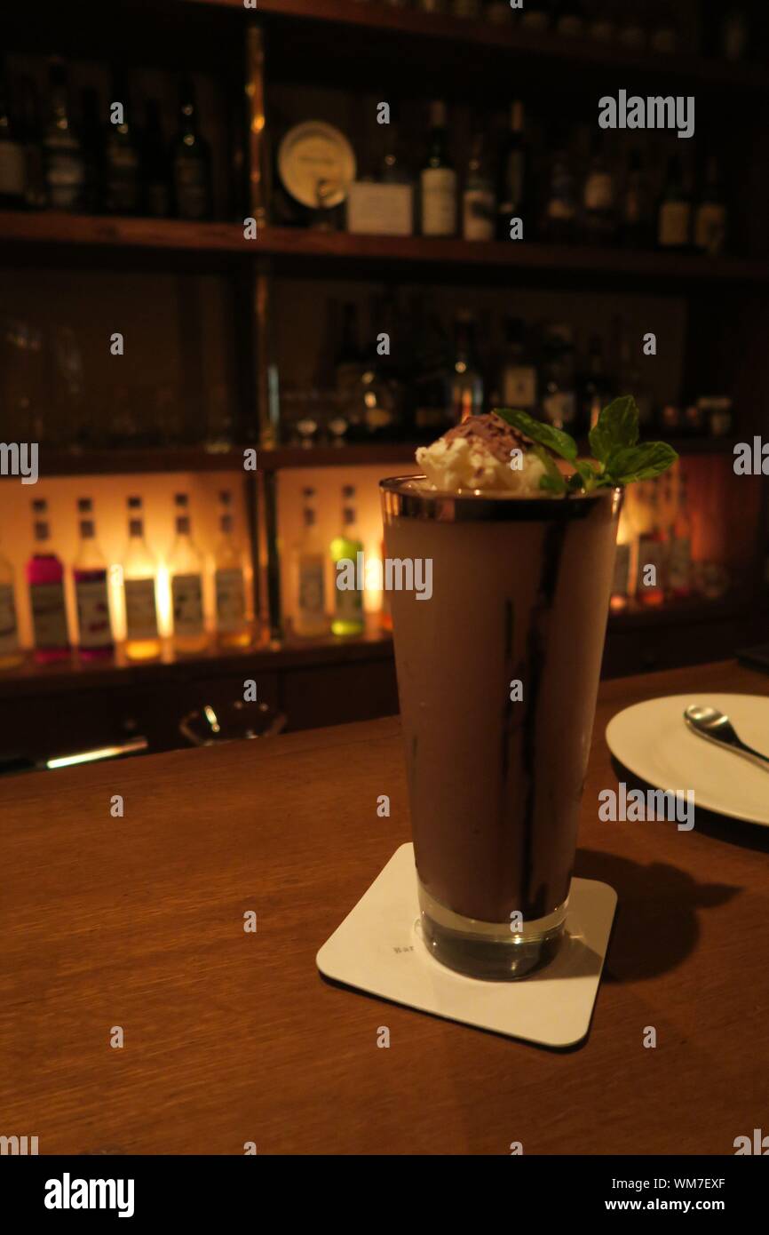 Cocktail on counter hi-res stock photography and images - Alamy