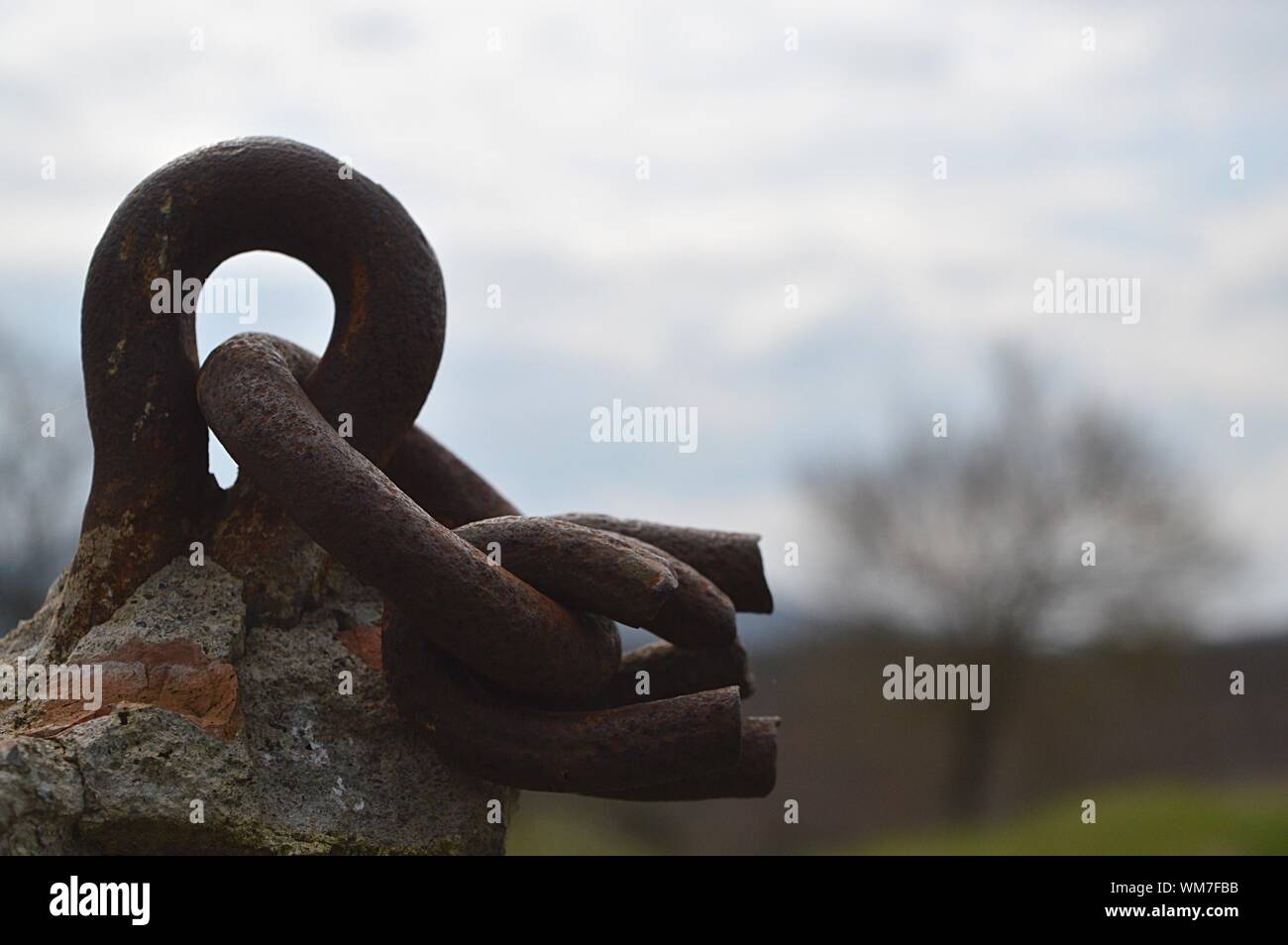 Broken rusty chain hi-res stock photography and images - Alamy