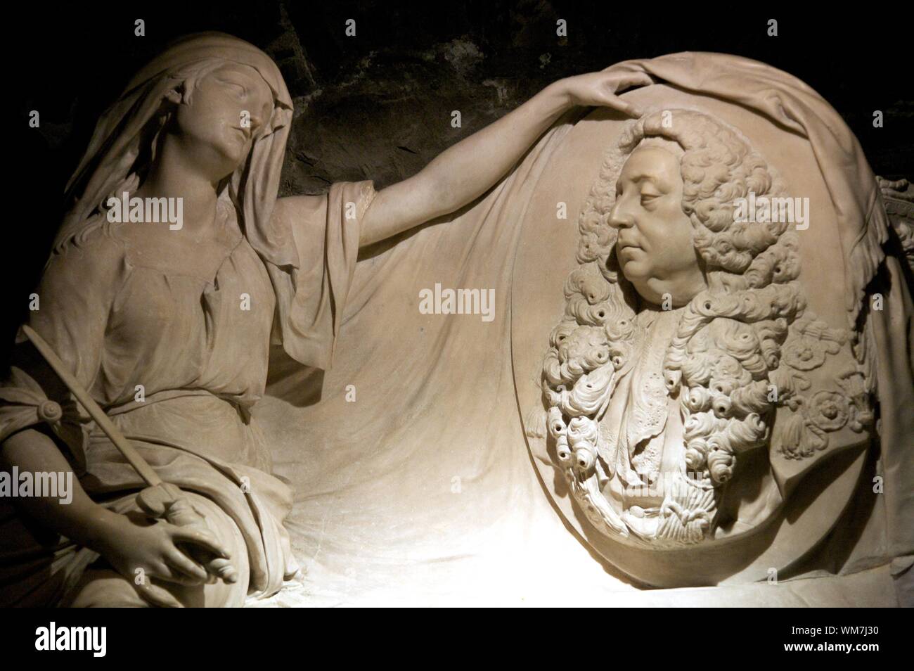 Two white marble statues hi-res stock photography and images - Alamy