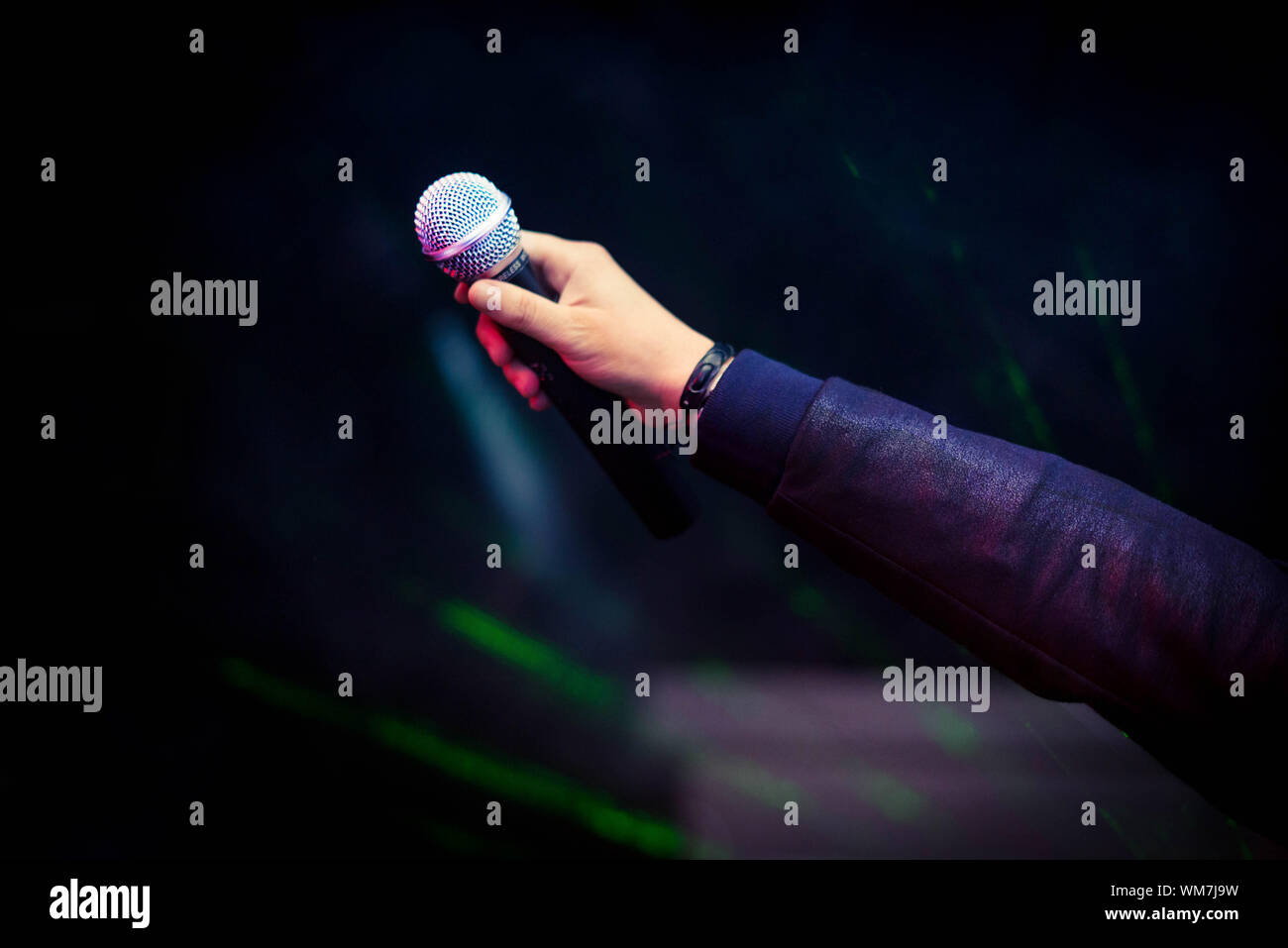 Hand holding microphone hi-res stock photography and images - Alamy