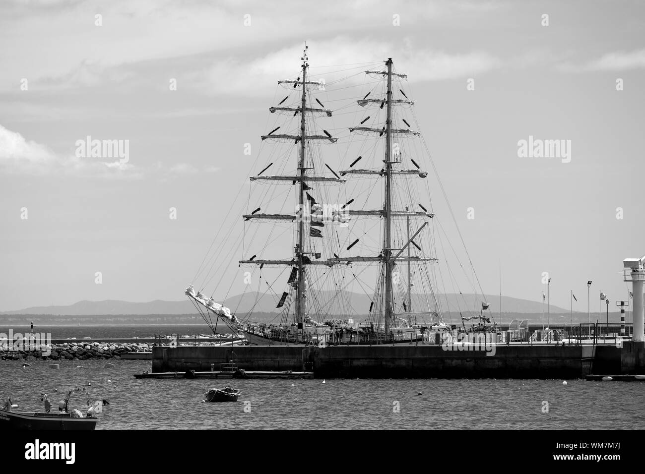 Harbor sailing ships hi-res stock photography and images - Alamy