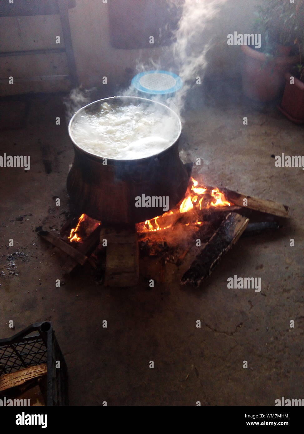 Firewood cooking hi-res stock photography and images - Alamy