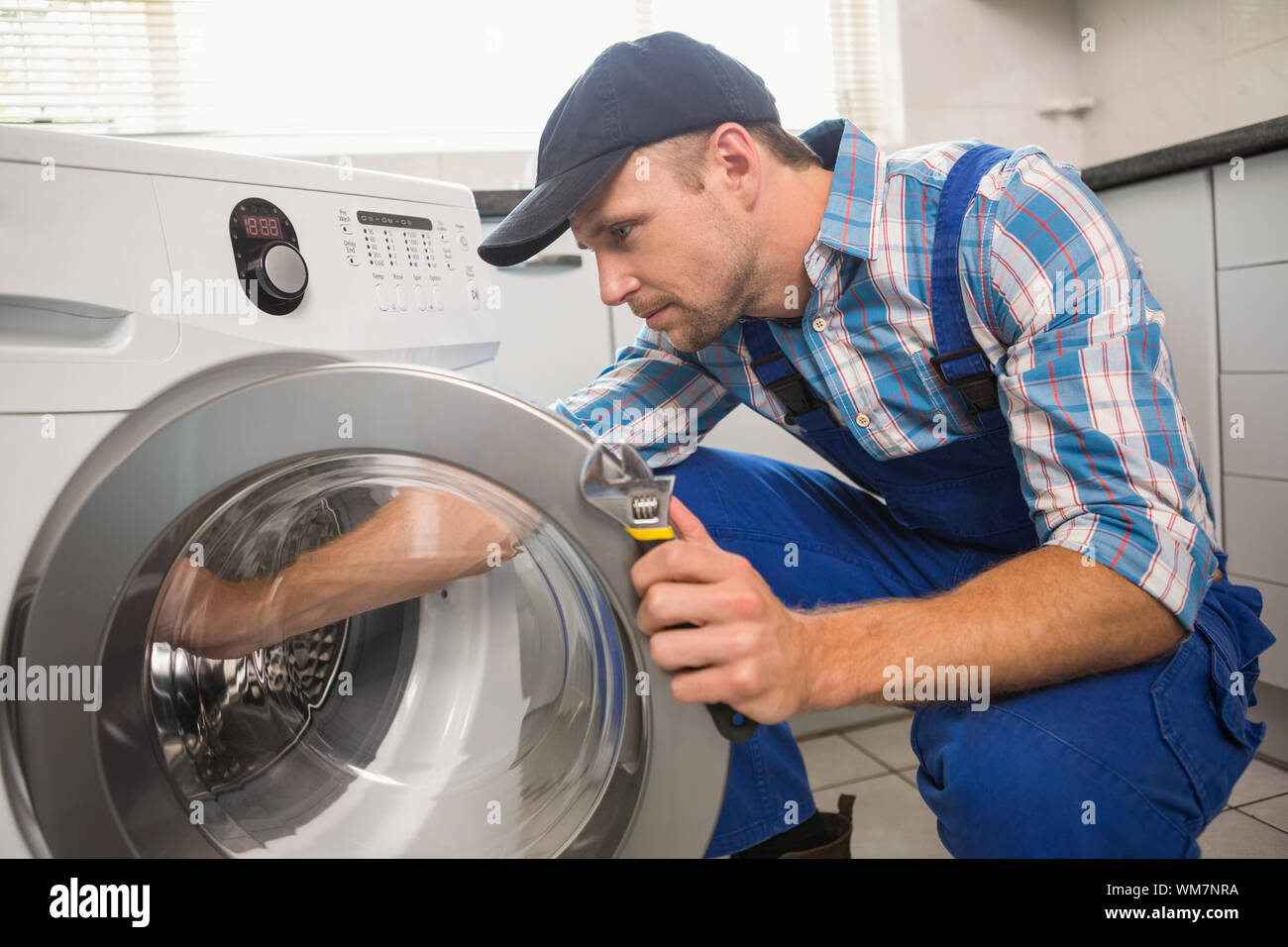 Man fixing washing machine hi-res stock photography and images - Alamy