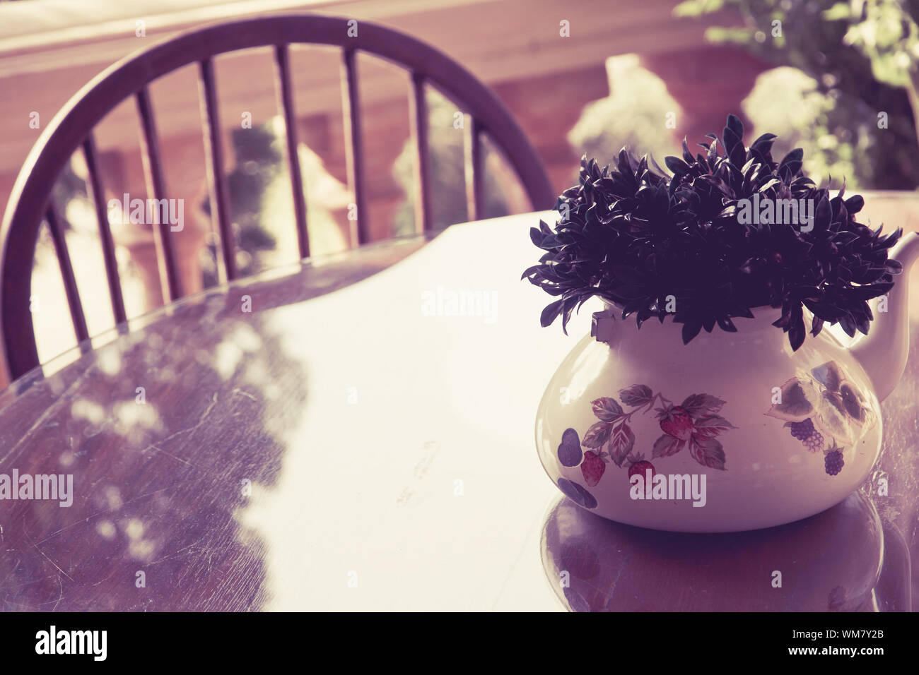 vintage chair and table with flower Stock Photo - Alamy