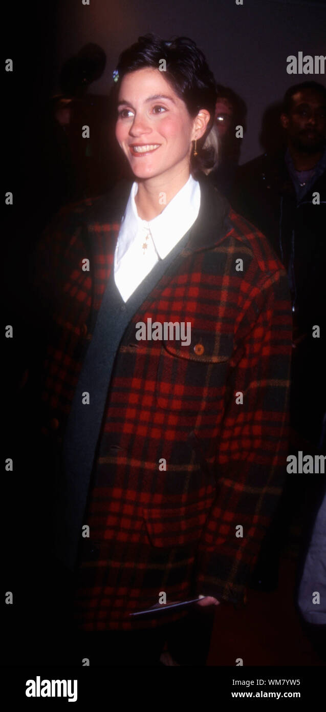 Jami gertz hi-res stock photography and images - Alamy