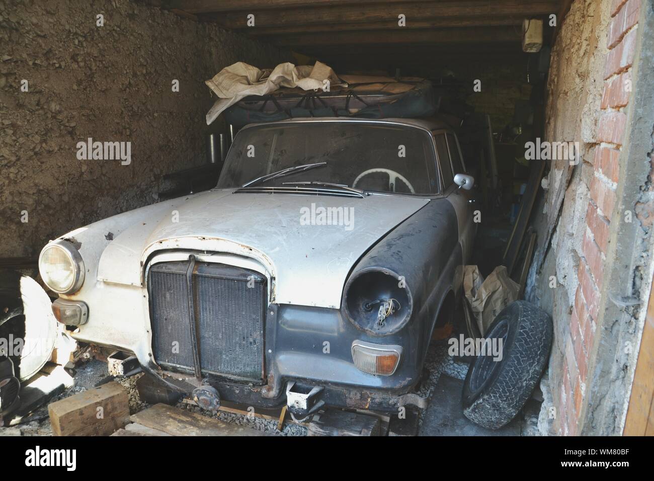 Old abandoned car in garage hi-res stock photography and images - Alamy