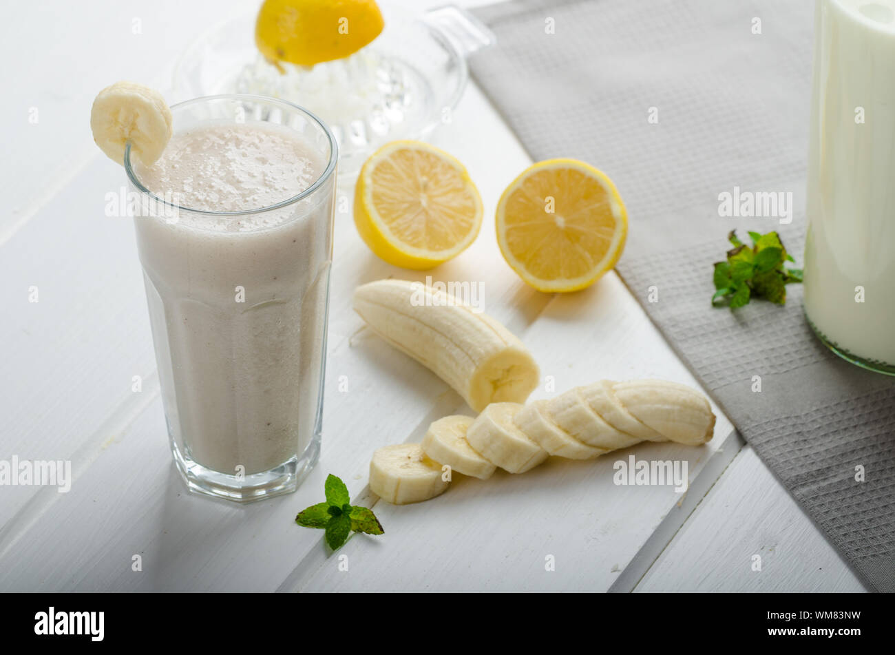 Smooth lemons hi-res stock photography and images - Alamy