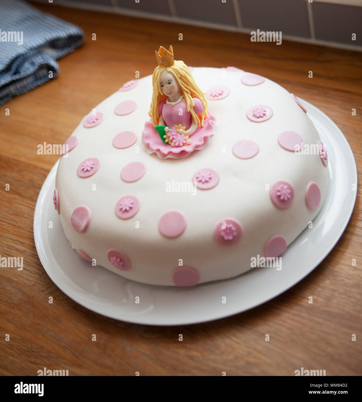 Princess layer cake hi-res stock photography and images - Alamy
