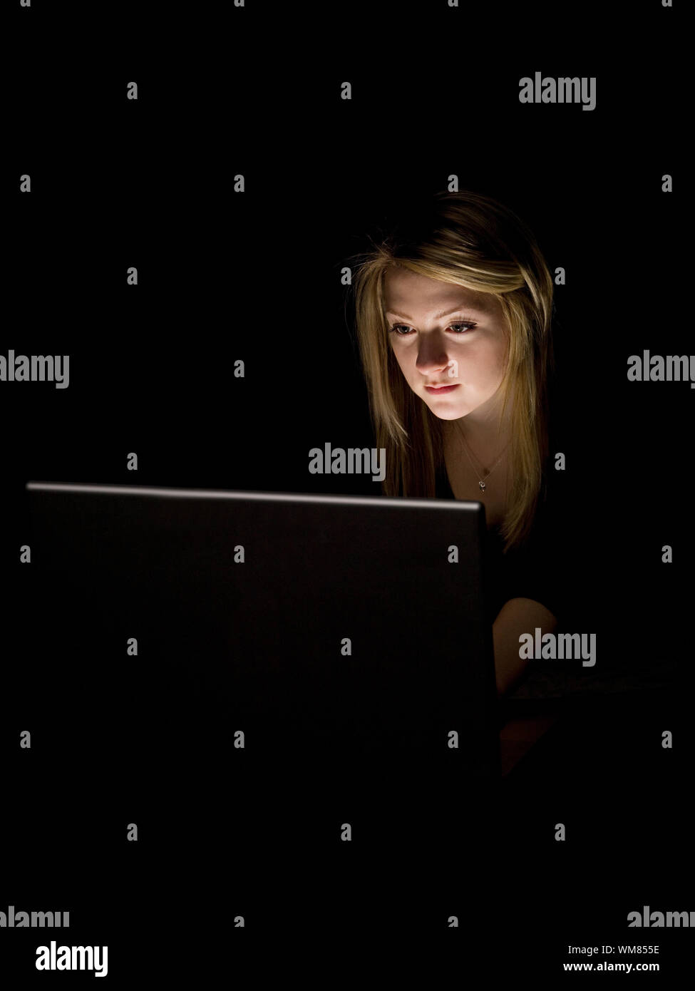 Girl infront computer hi-res stock photography and images - Alamy