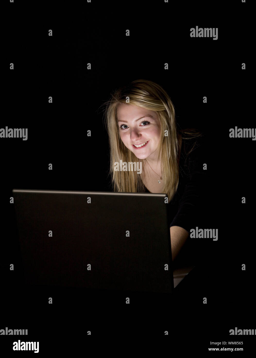 Girl infront computer hi-res stock photography and images - Alamy