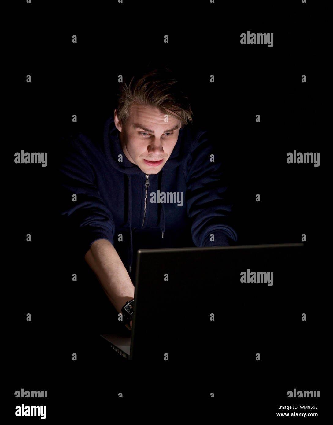 Man infront of computer screen hi-res stock photography and images - Alamy