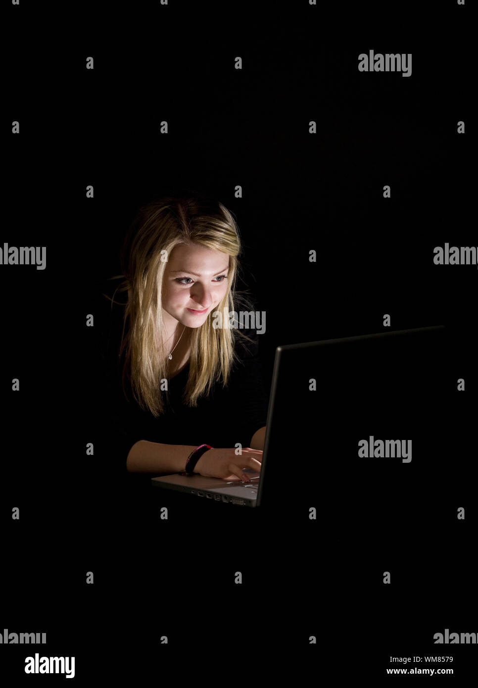 Girl infront computer hi-res stock photography and images - Alamy