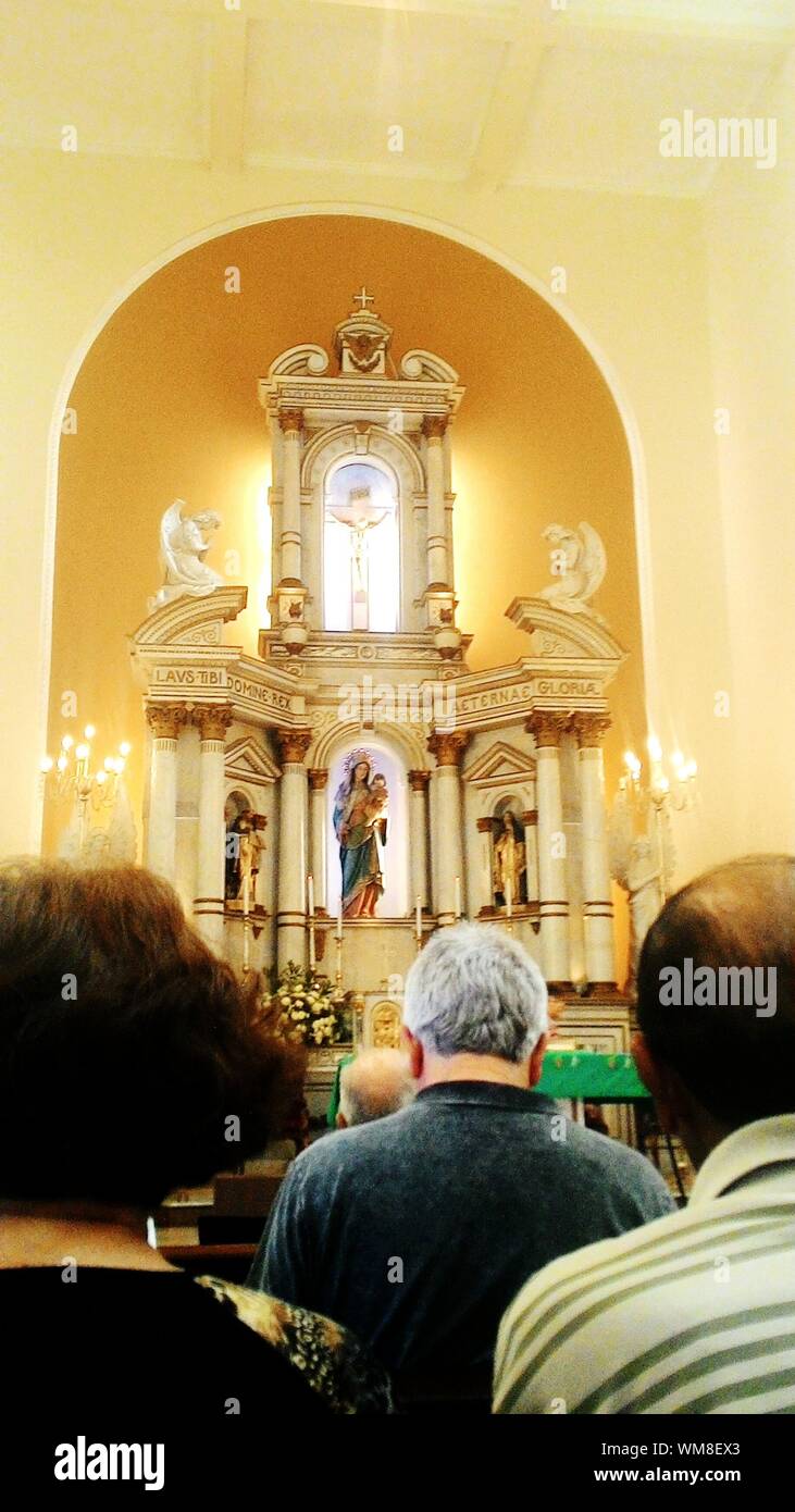 People sitting in church hi-res stock photography and images - Alamy
