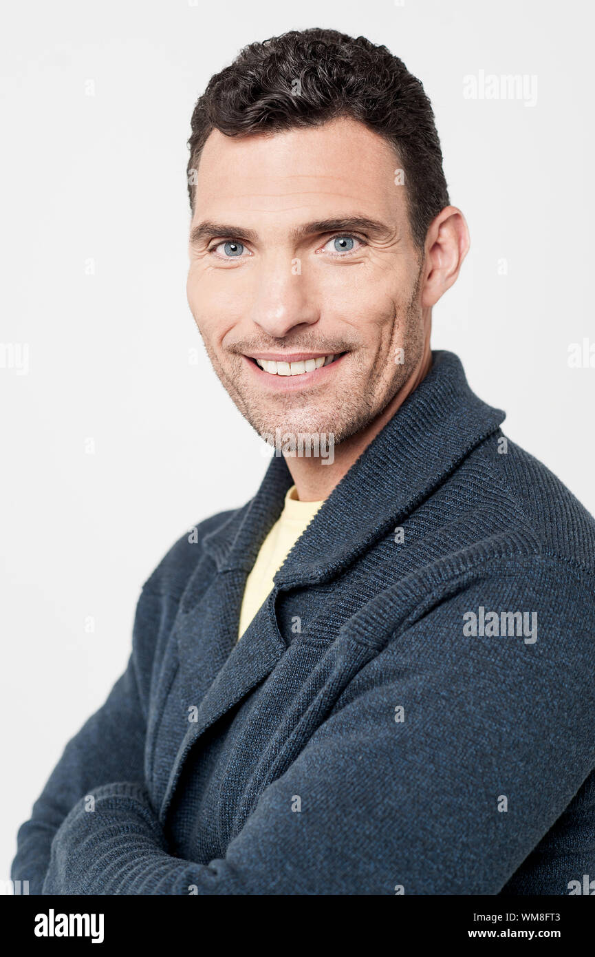 Casual man standing with his arms crossed Stock Photo - Alamy