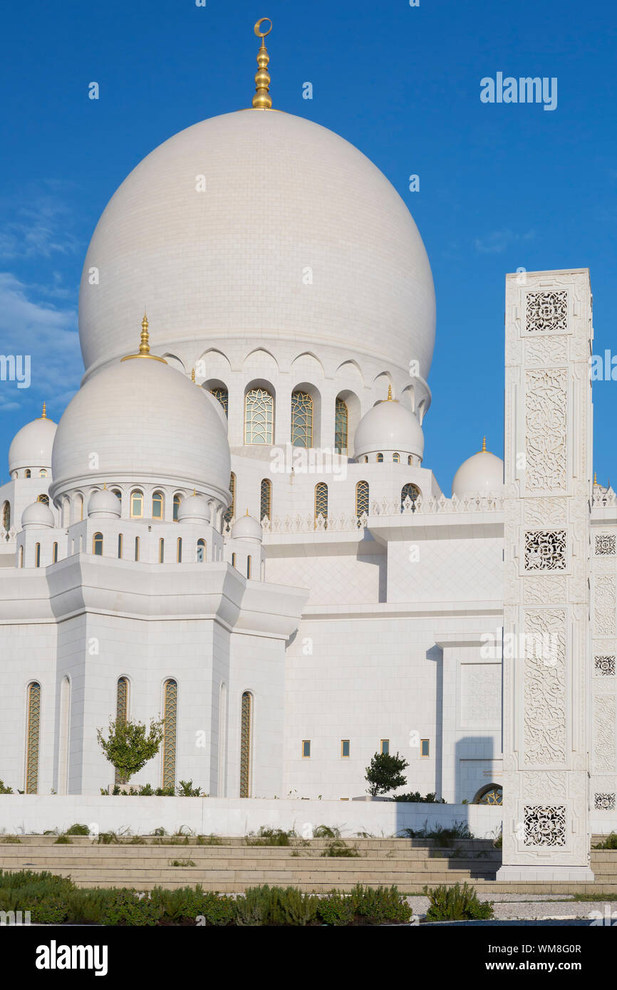 Vertical view of famous Sheikh Zayed Grand Mosque, UAE Stock Photo - Alamy