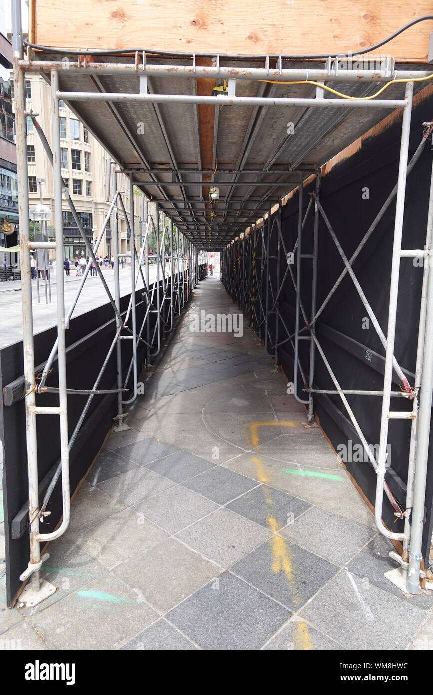 Sidewalk scaffolding hi-res stock photography and images - Alamy