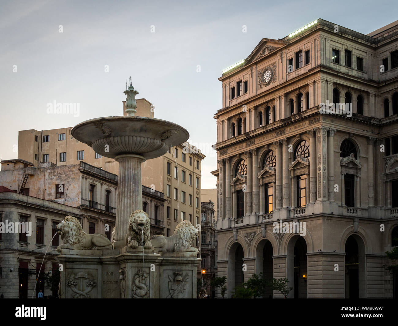 Fountain building water sky people hi-res stock photography and images - Alamy