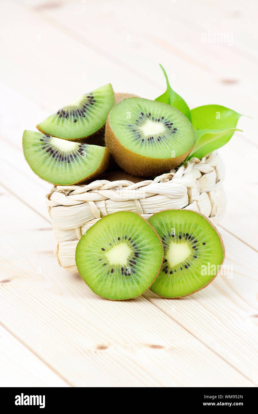 kiwi fruits in a basket Stock Photo - Alamy