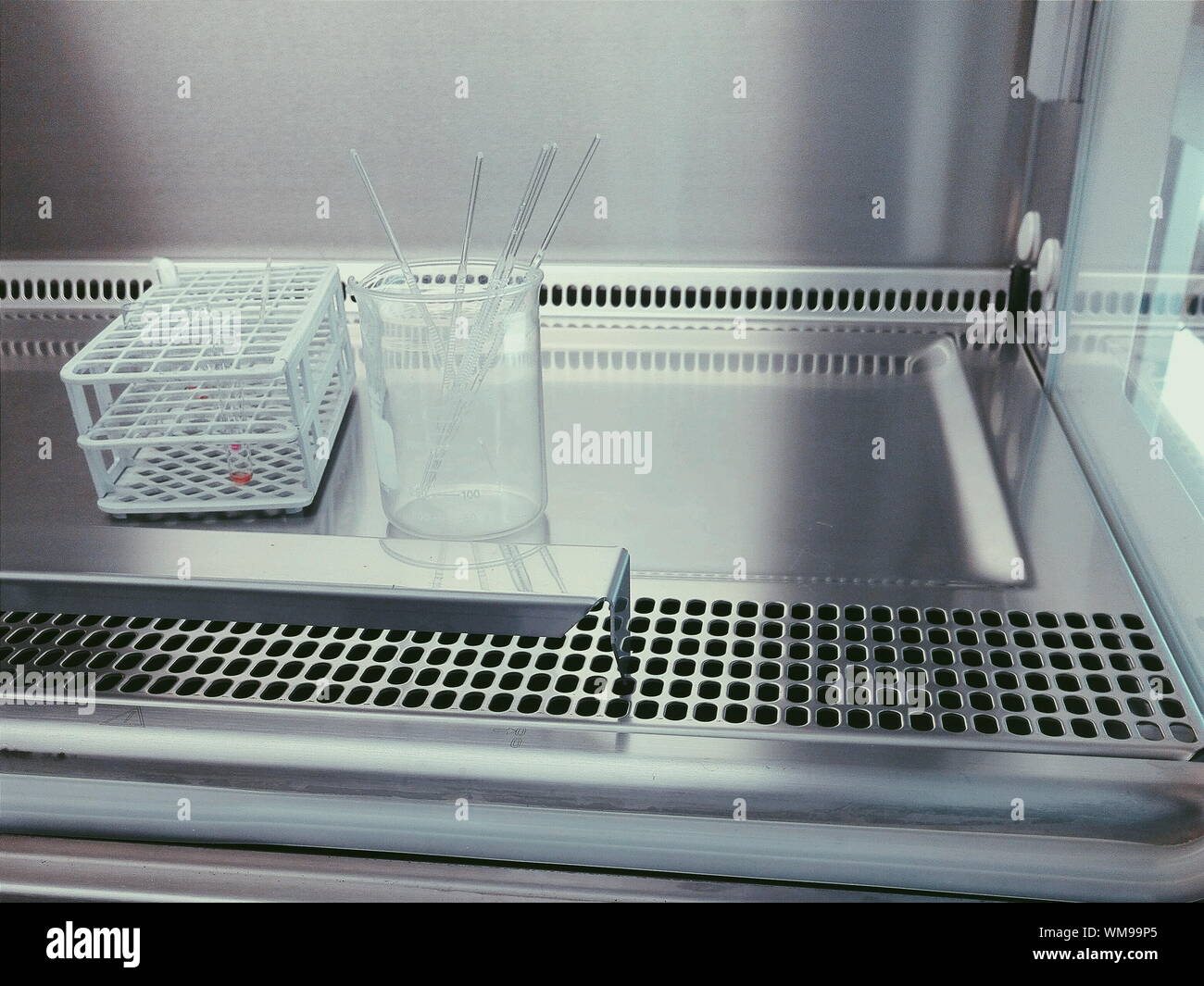 Laboratory beaker hi-res stock photography and images - Alamy