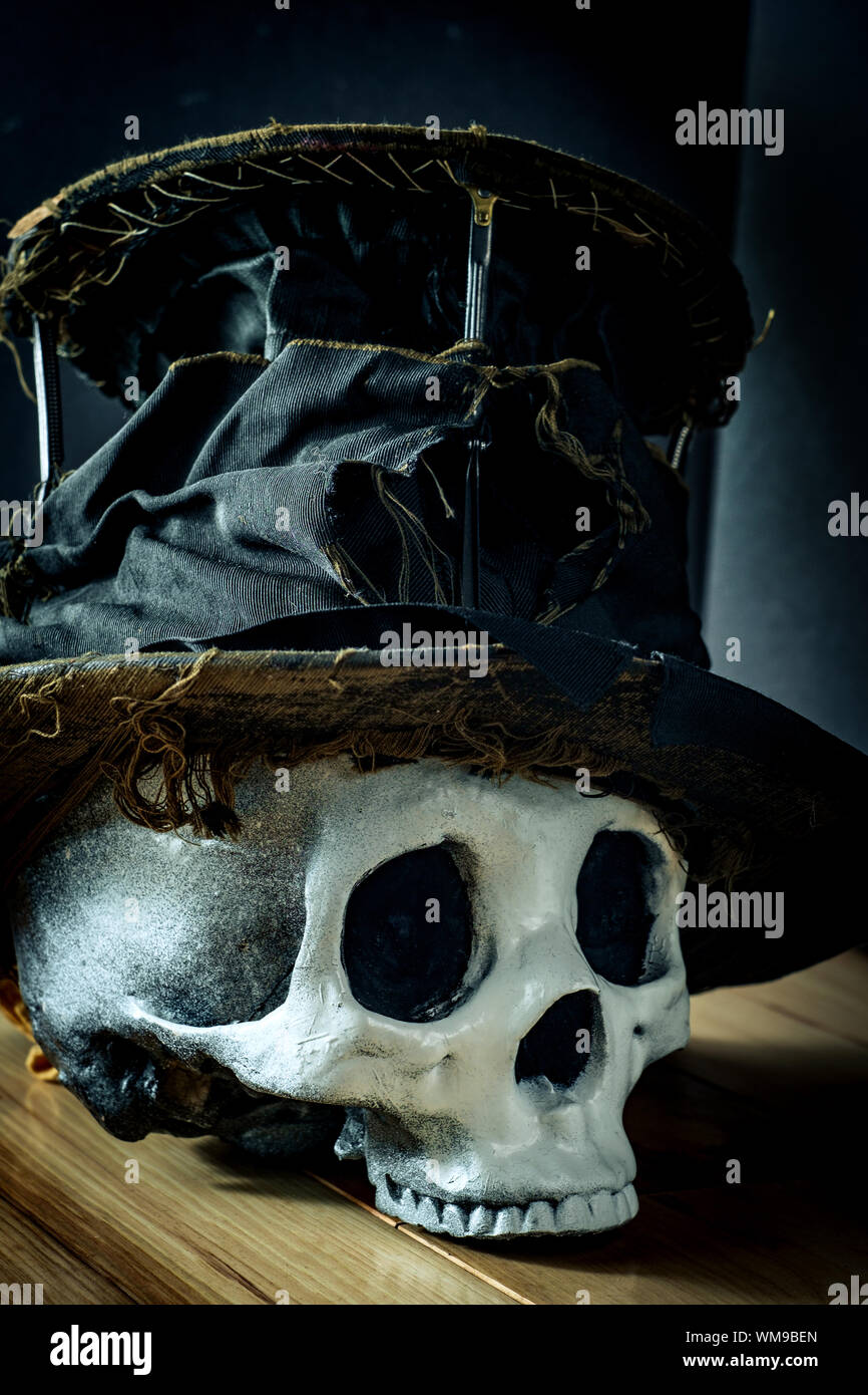 Scary jawless Halloween skull wearing old distressed top hat Stock ...