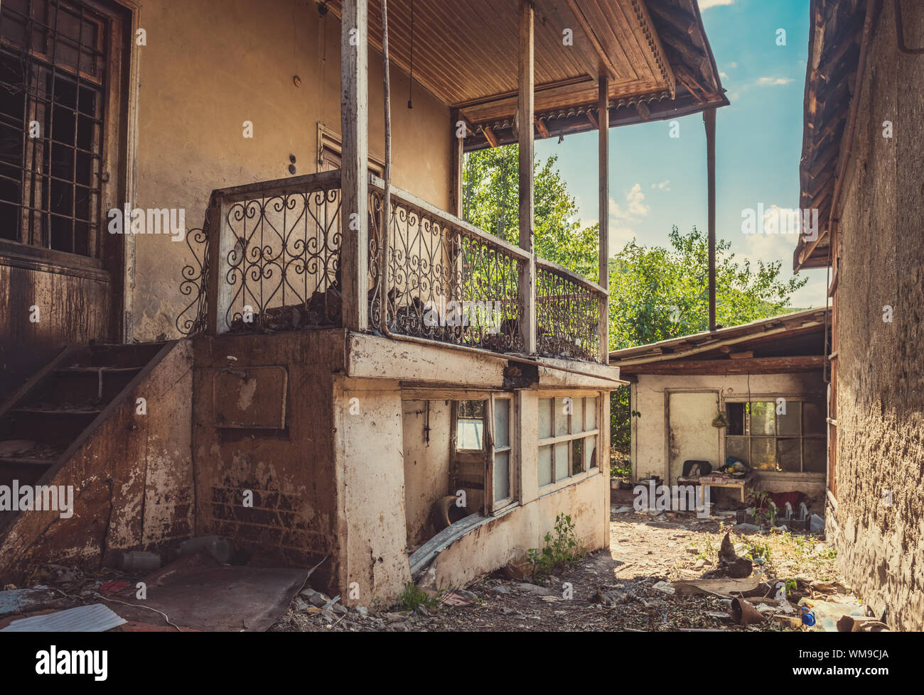 Old abandoned dilapidated house hi-res stock photography and images - Alamy