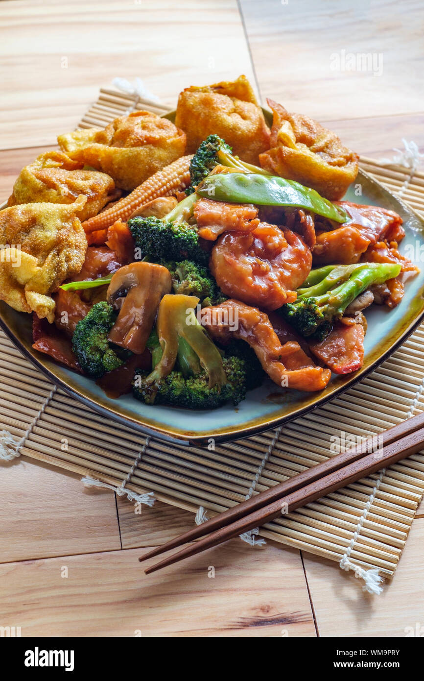 Subgum wonton dinner with beef pork shrimp chicken and sauteed mixed ...