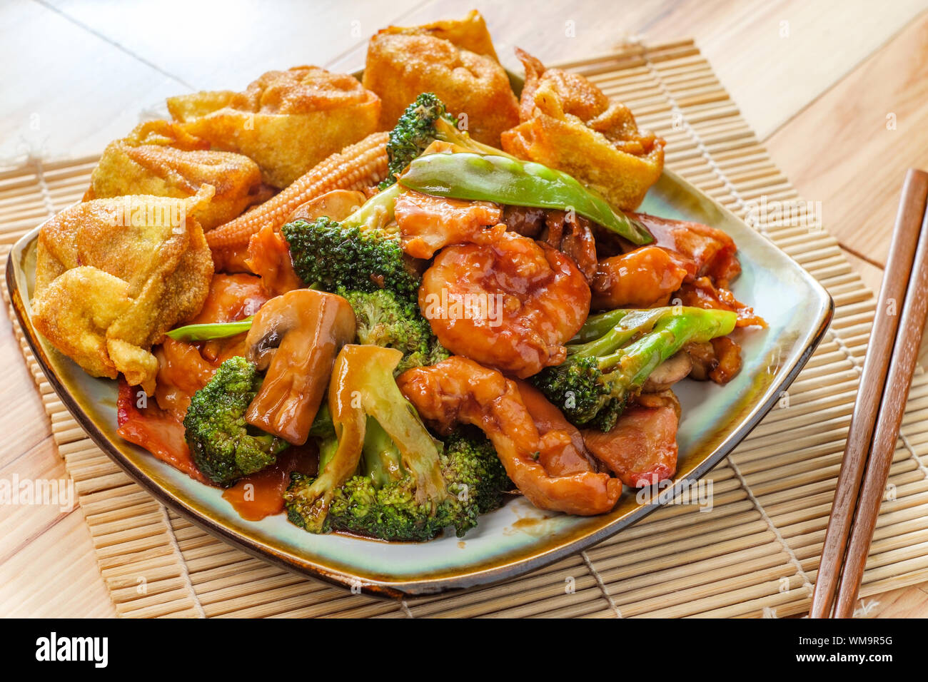 Subgum wonton dinner with beef pork shrimp chicken and sauteed mixed ...