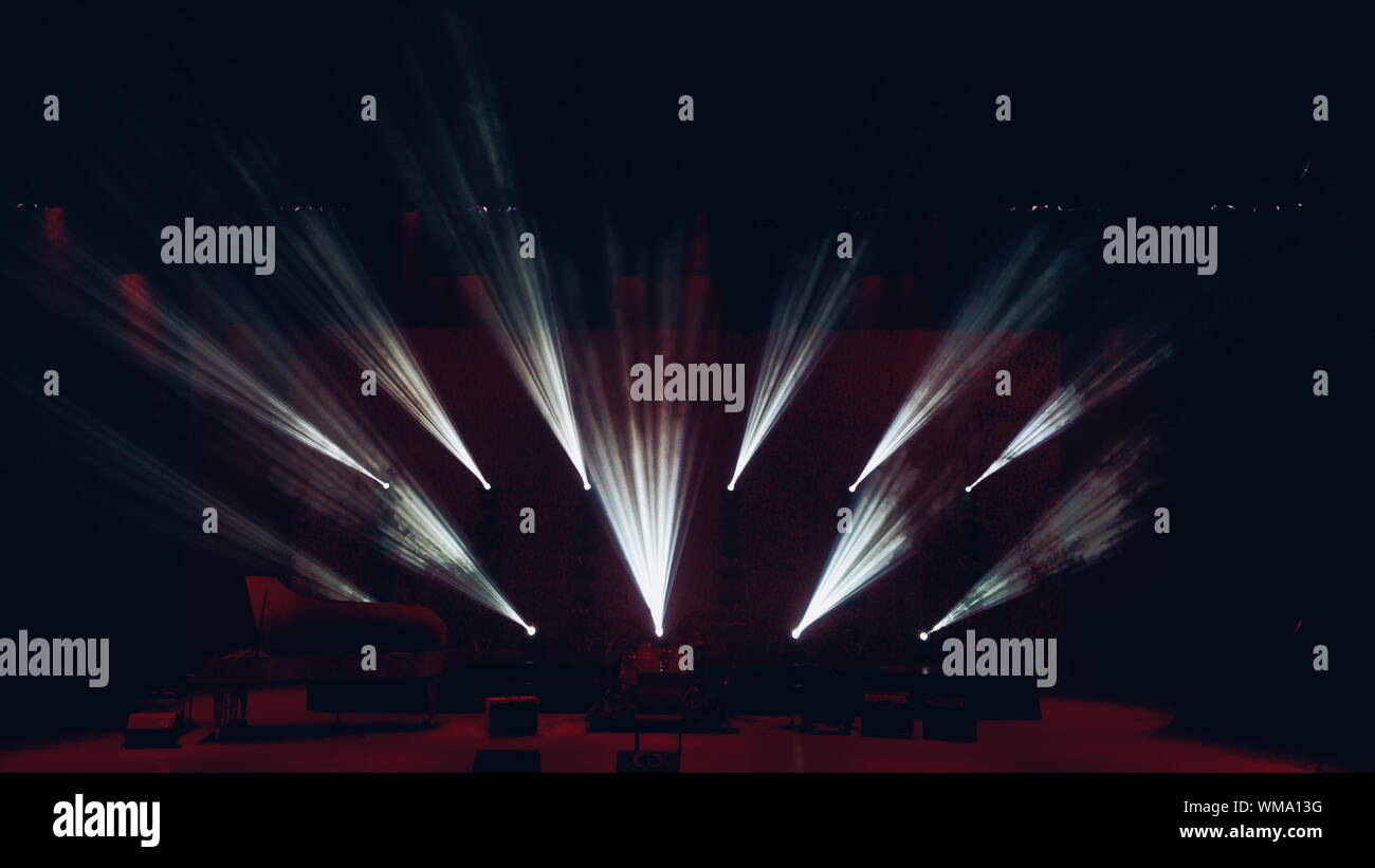 Red stage light hi-res stock photography and images - Alamy