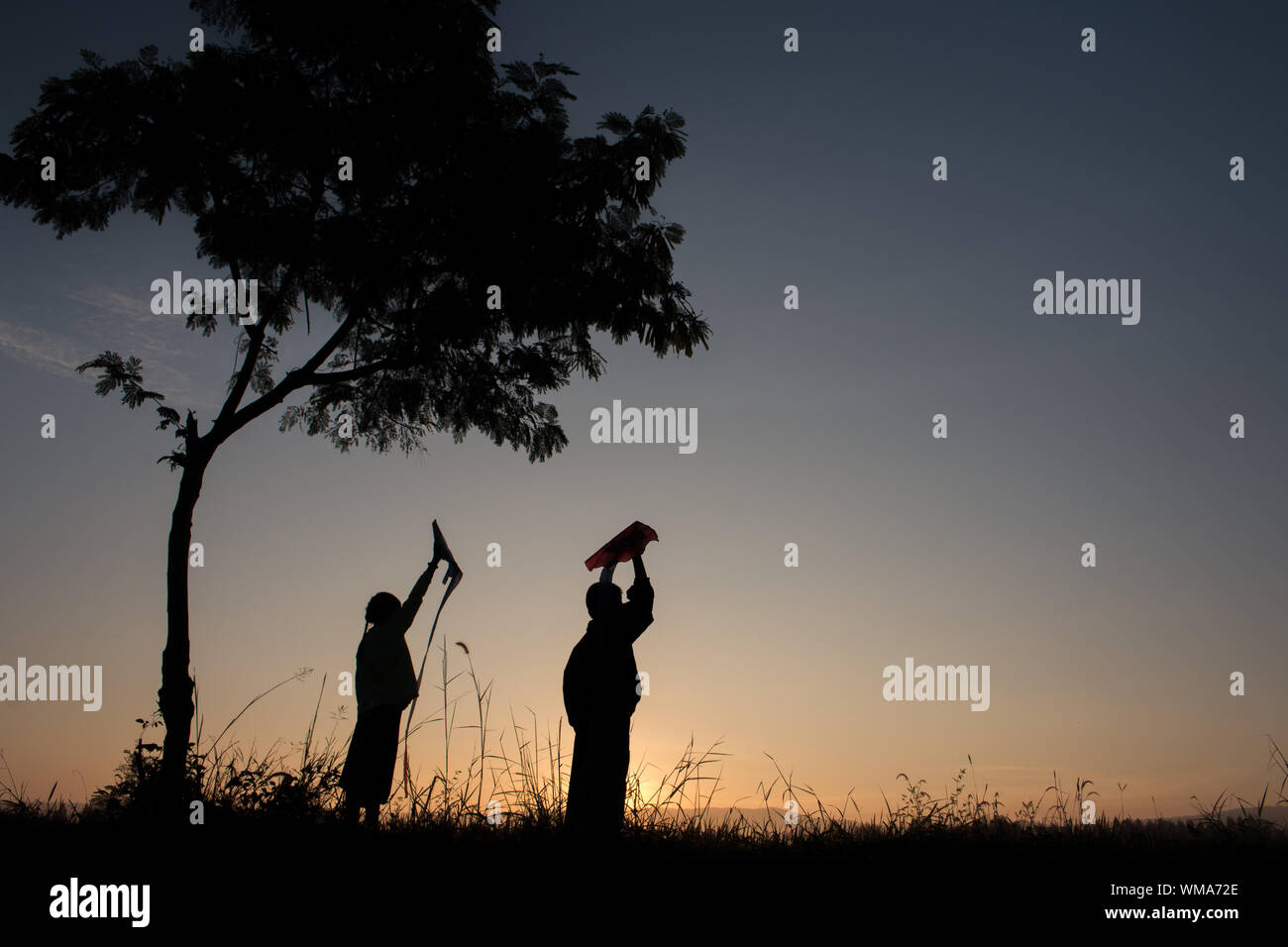 Children and arms hi-res stock photography and images - Alamy