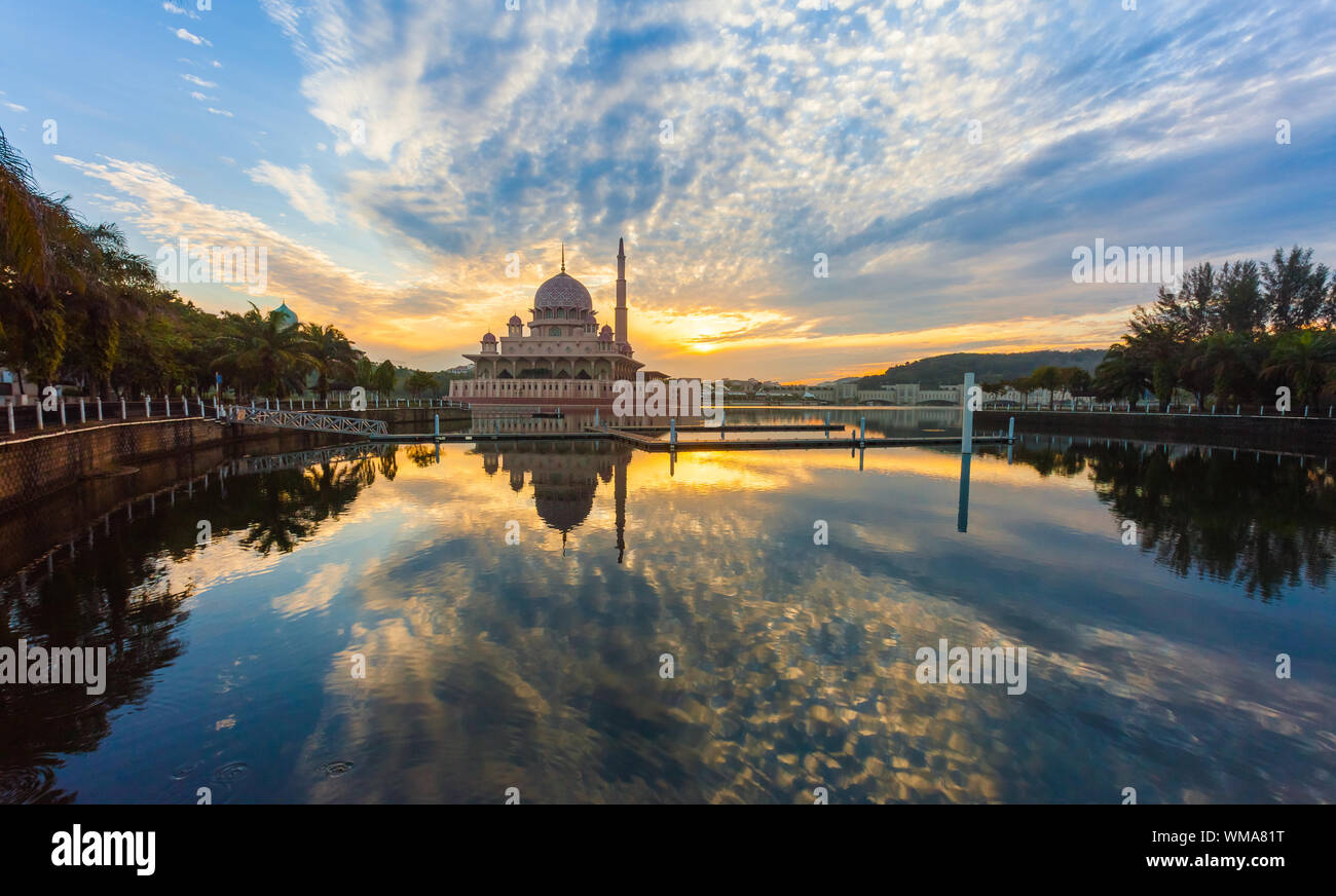 Putrajaya mosque dome hi-res stock photography and images - Alamy