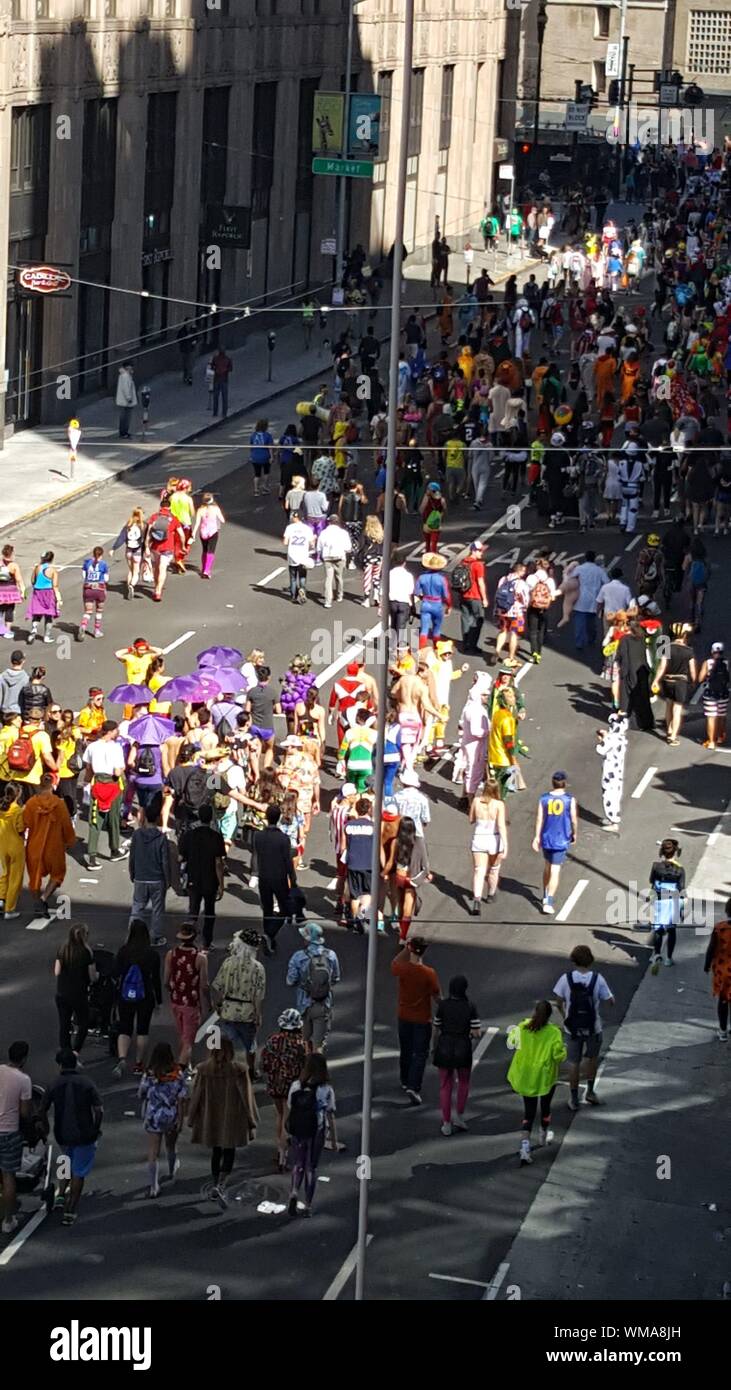 City crowd people marathon hi-res stock photography and images - Alamy